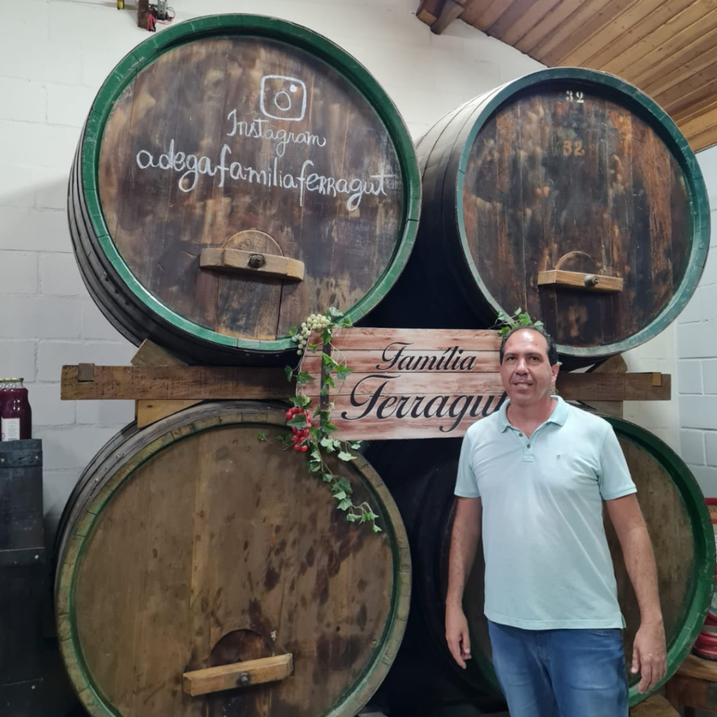 Vinhedense Ricardo Ferragut seguiu os passos da família e é vinicultor ...